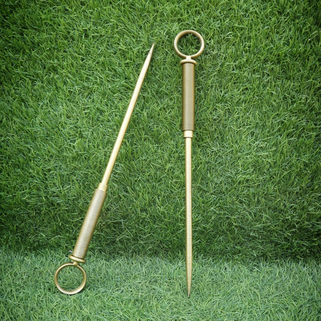 Yor Forger Thorn Princess Golden Stiletto type Weapon SpyX Family ...